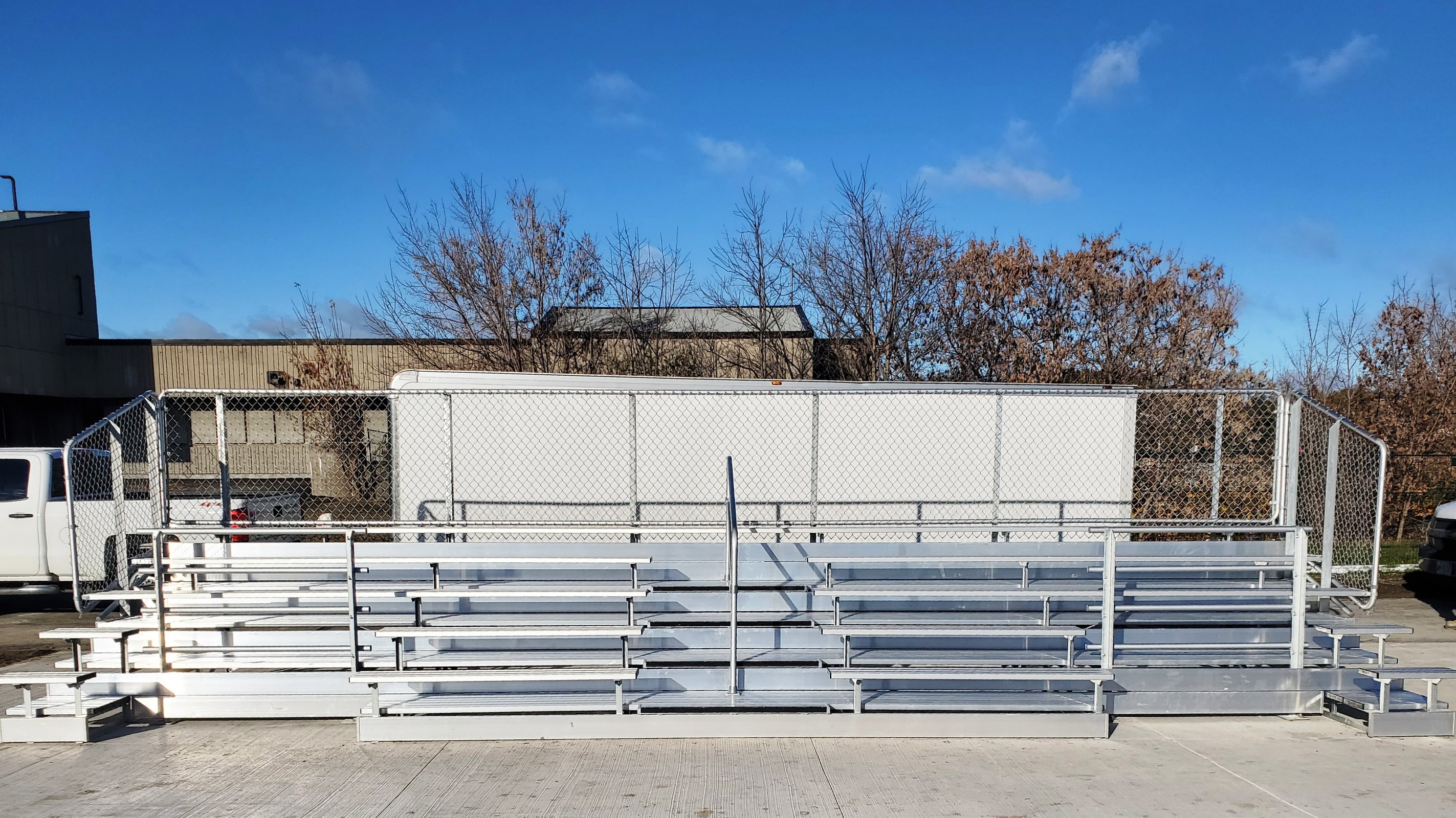 NOUVEAUX GRADINS CONFORMES À LA LAPHO AU STADE YORK STADIUM PARK