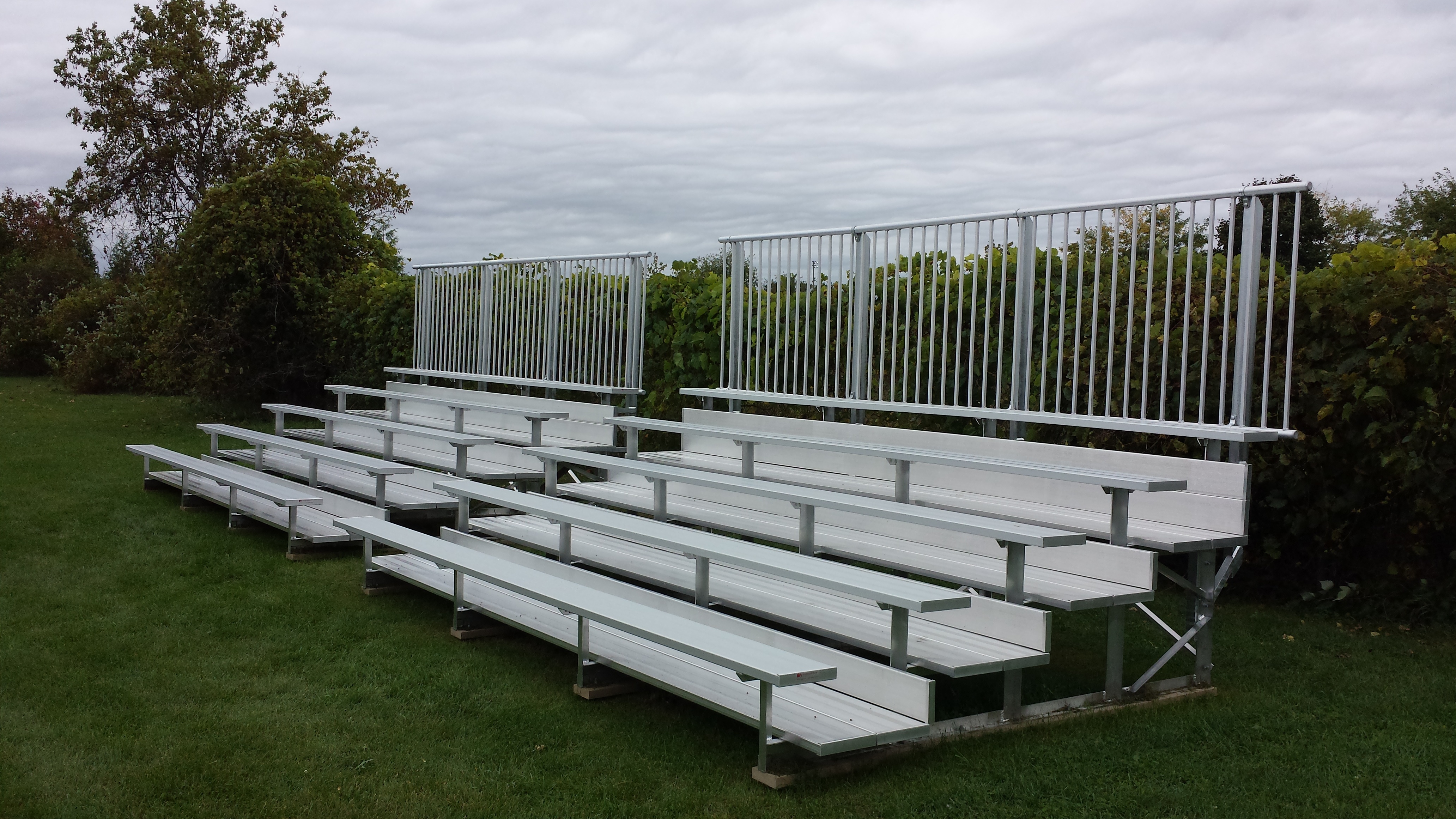 Revêtements standards des gradins en aluminium