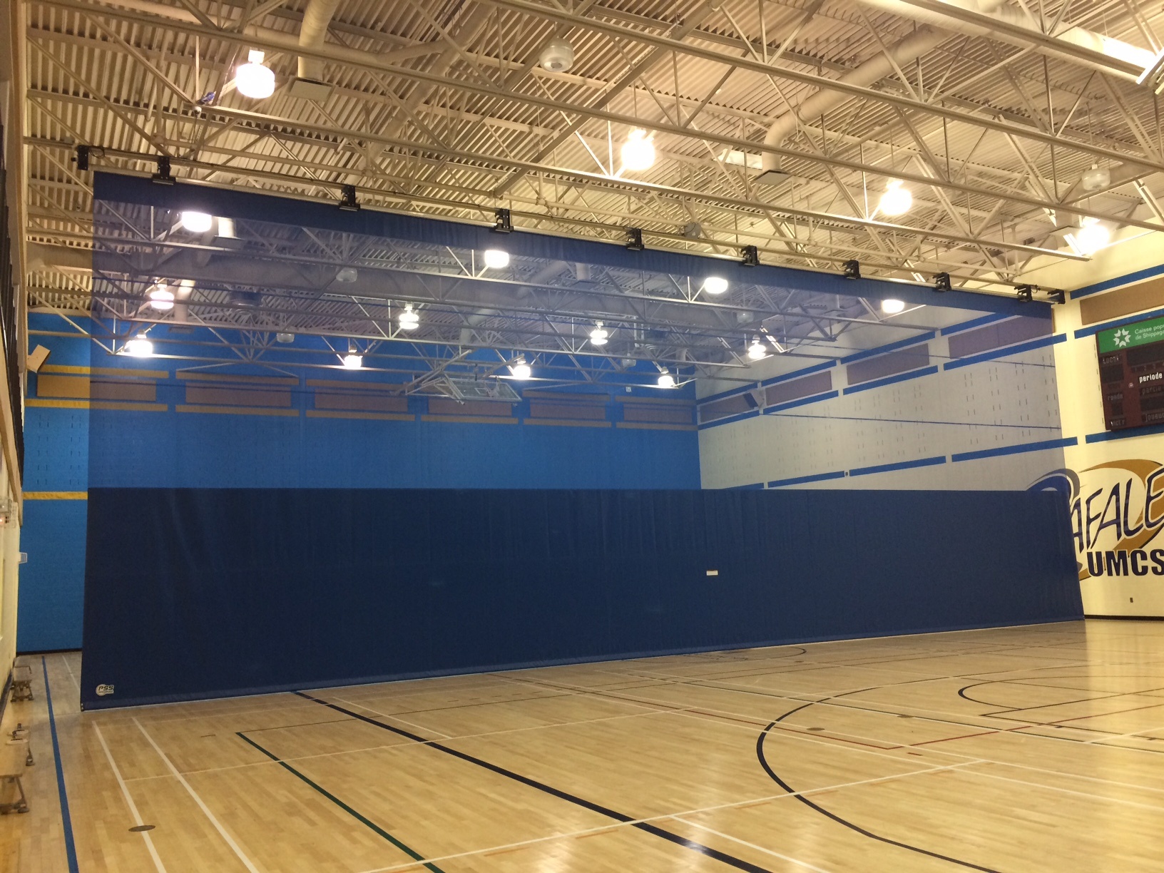 A New Gym Divider Curtain for Université de Moncton campus de Shippagan